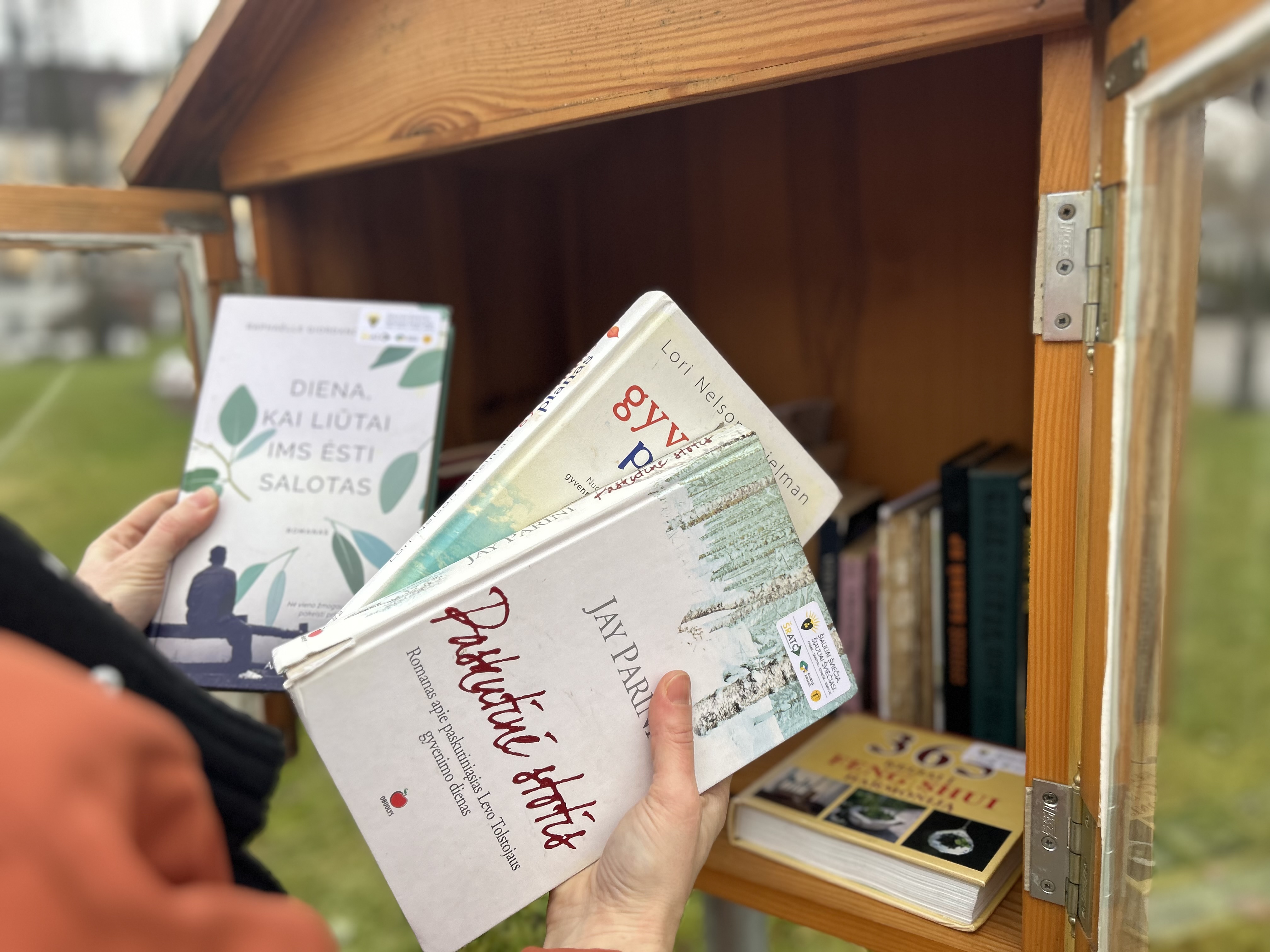 Šiauliuose papildytos dalijimosi knygomis stotelės